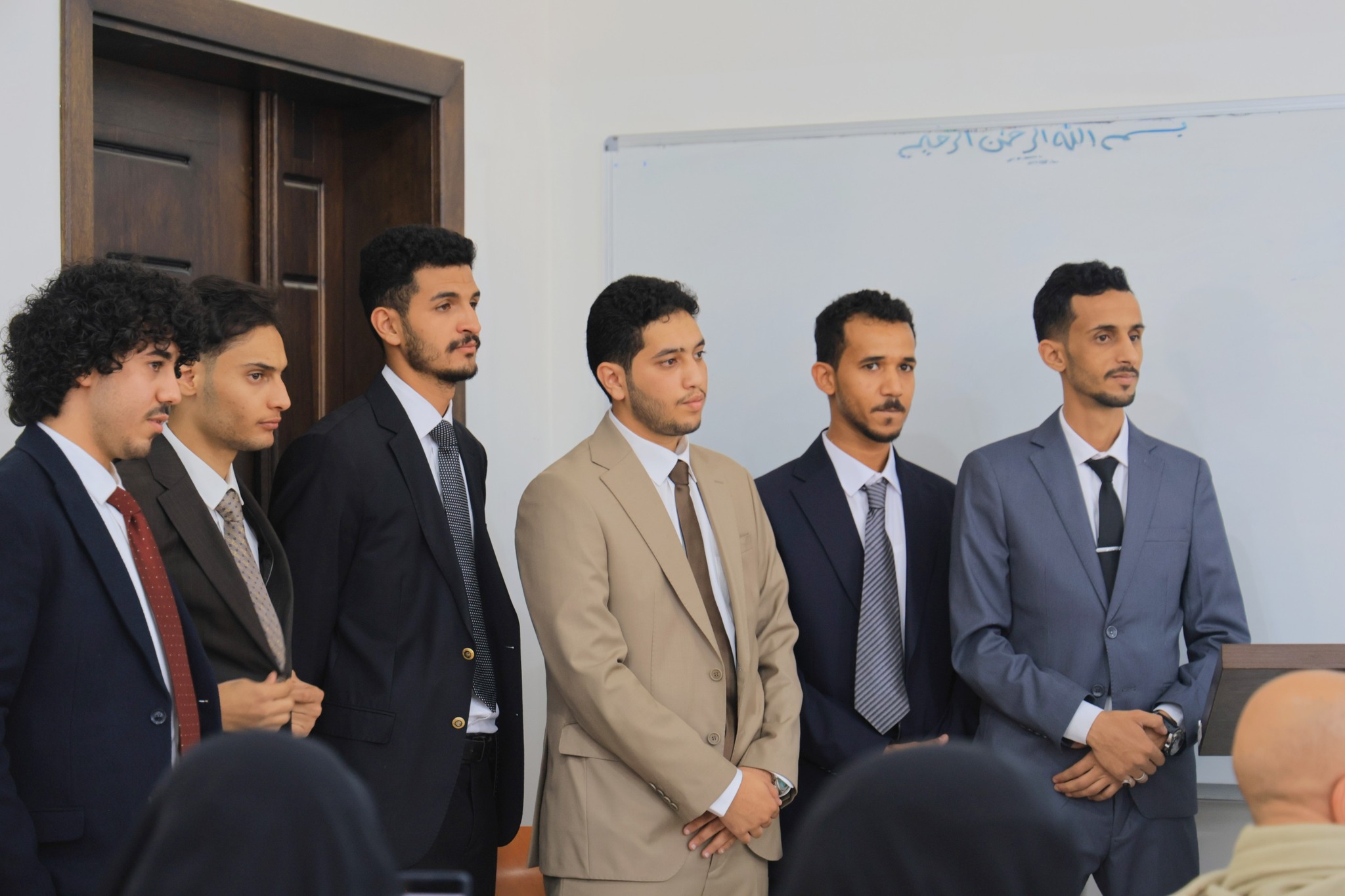 طلاب إدارة الأعمال الدولية بجامعة الرشيد الذكية يناقشون أثر كوفيد-19 ...